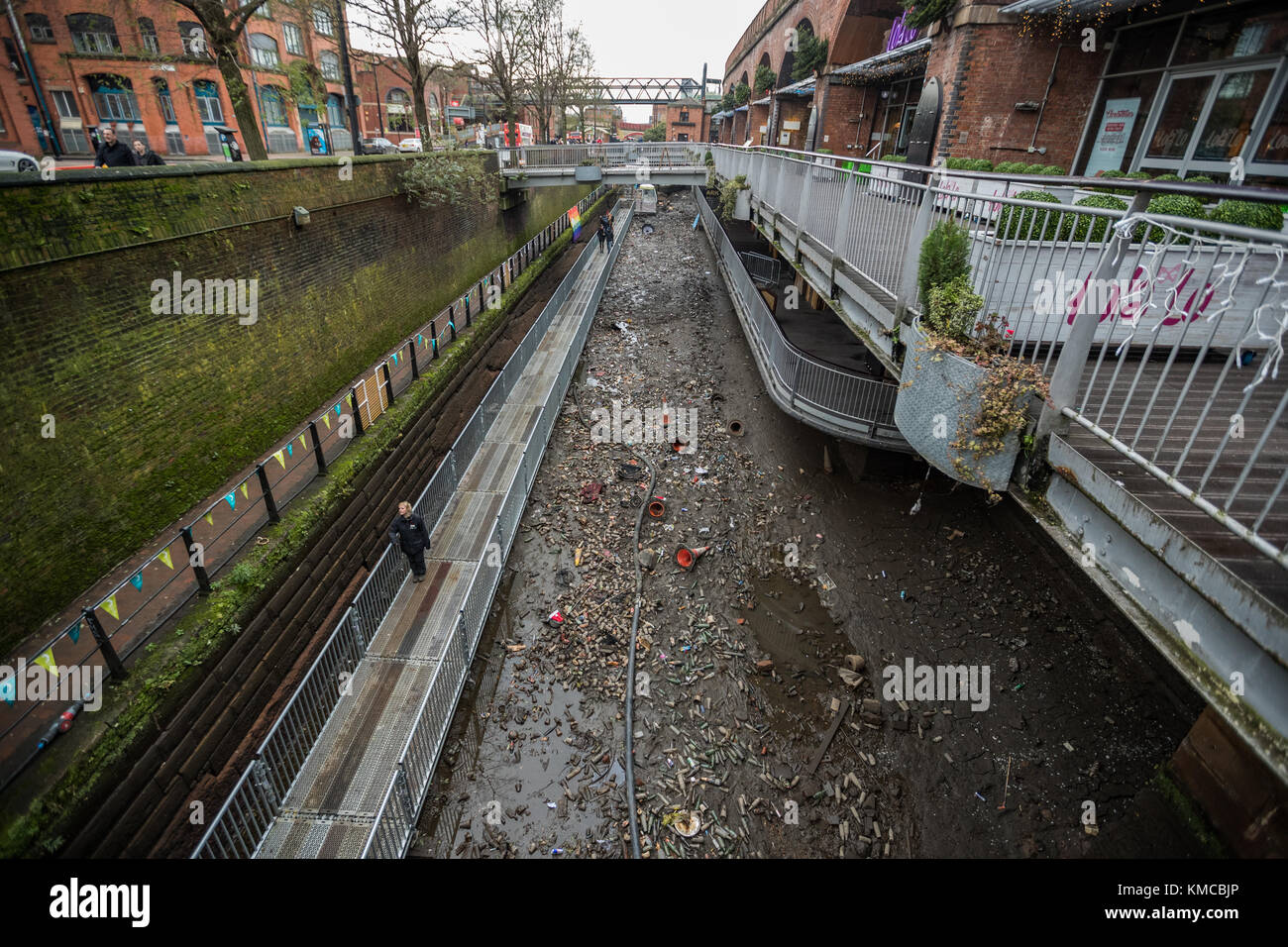Rochdale Canal at Deansgate Locks Being Drained Of Rubbish And Litter ...