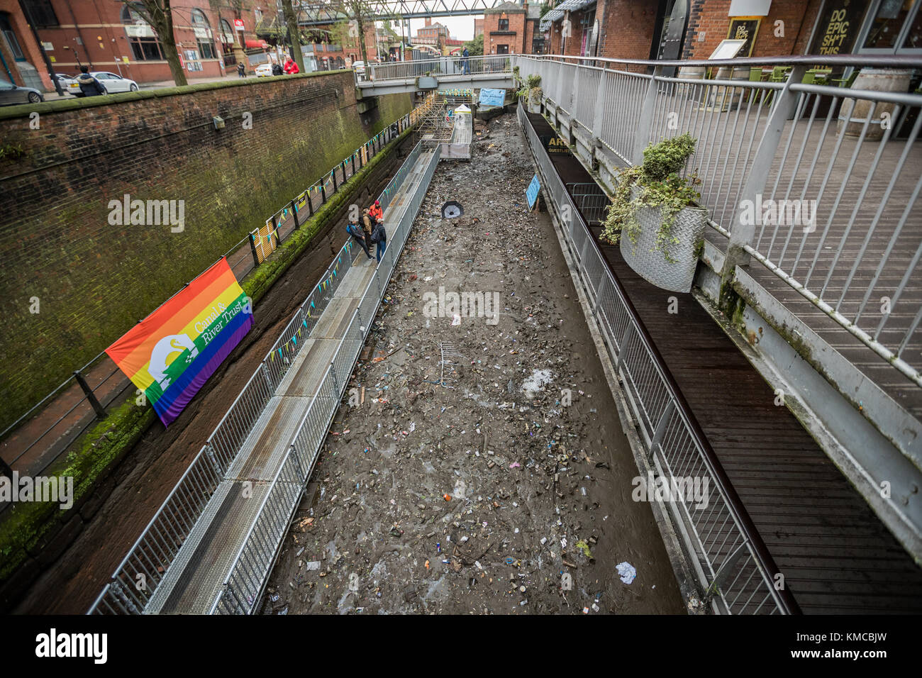 Rochdale Canal at Deansgate Locks Being Drained Of Rubbish And Litter ...