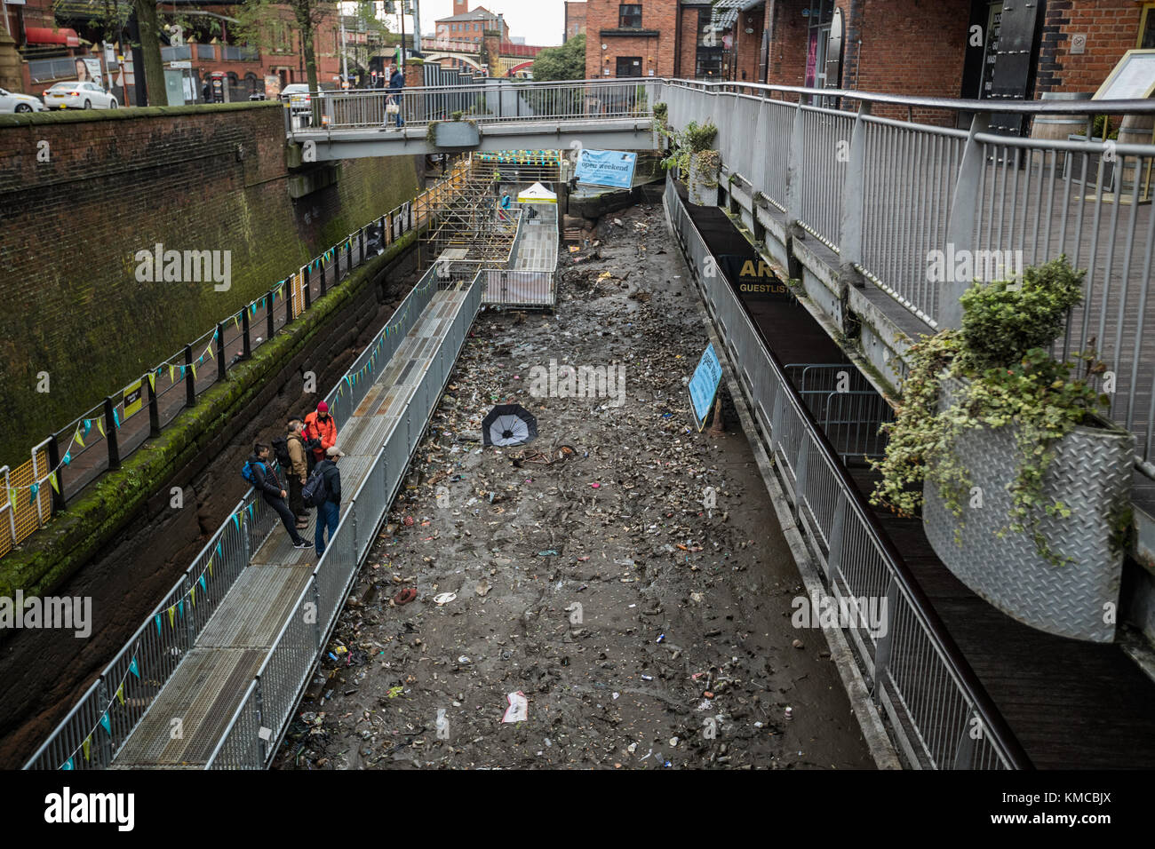 Rochdale Canal at Deansgate Locks Being Drained Of Rubbish And Litter ...