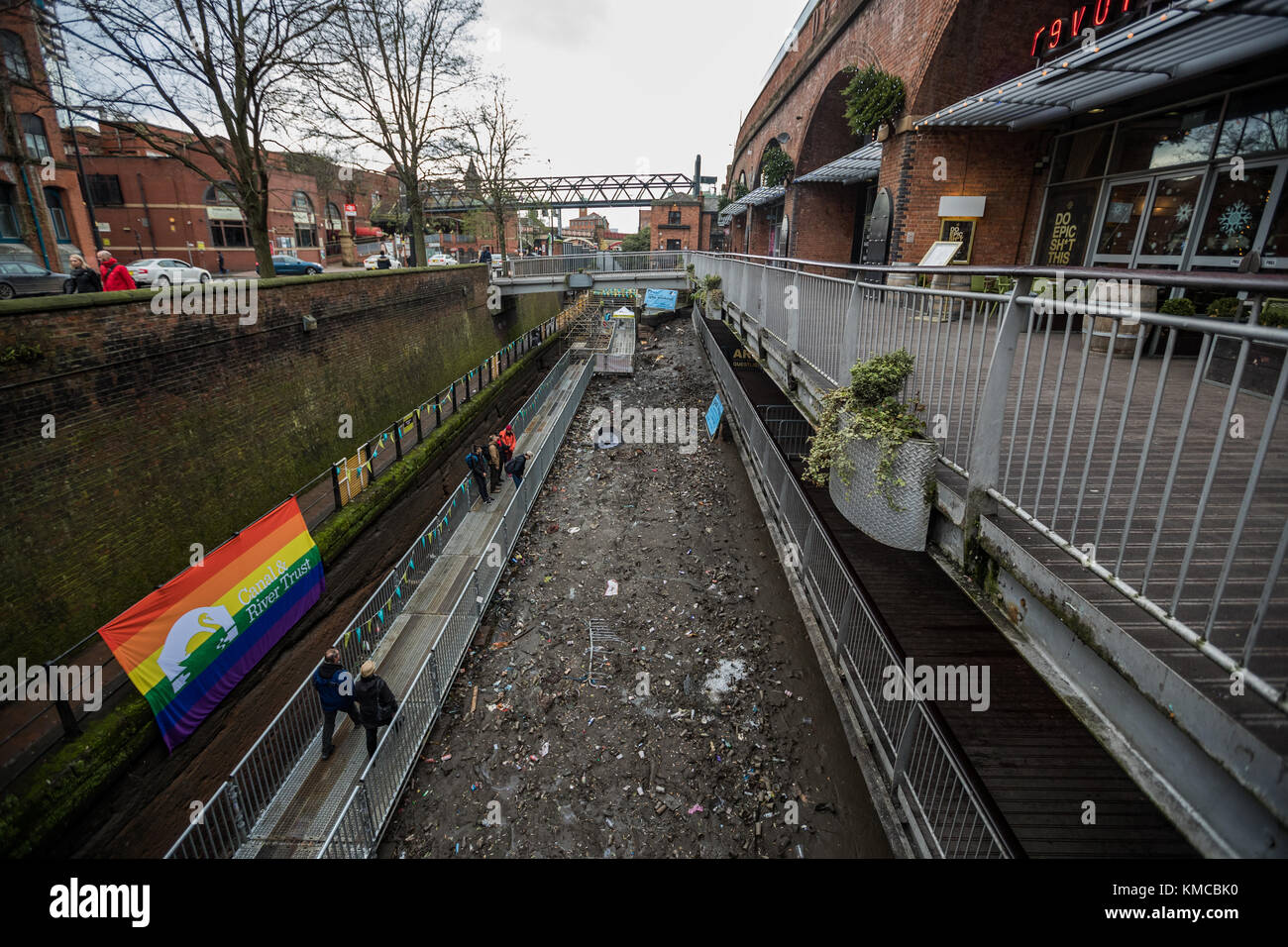 Rochdale Canal at Deansgate Locks Being Drained Of Rubbish And Litter ...