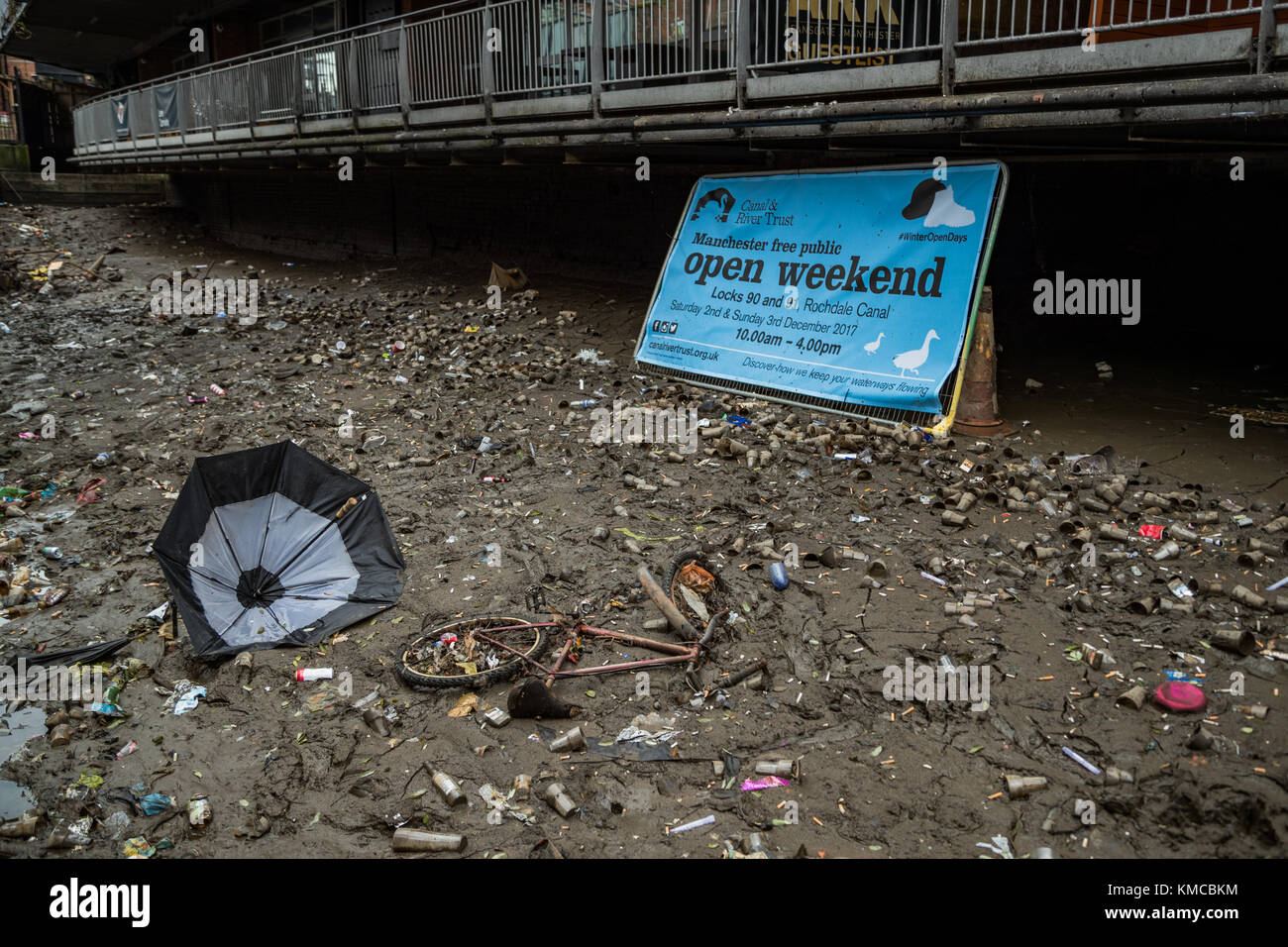 Rochdale Canal at Deansgate Locks Being Drained Of Rubbish And Litter ...