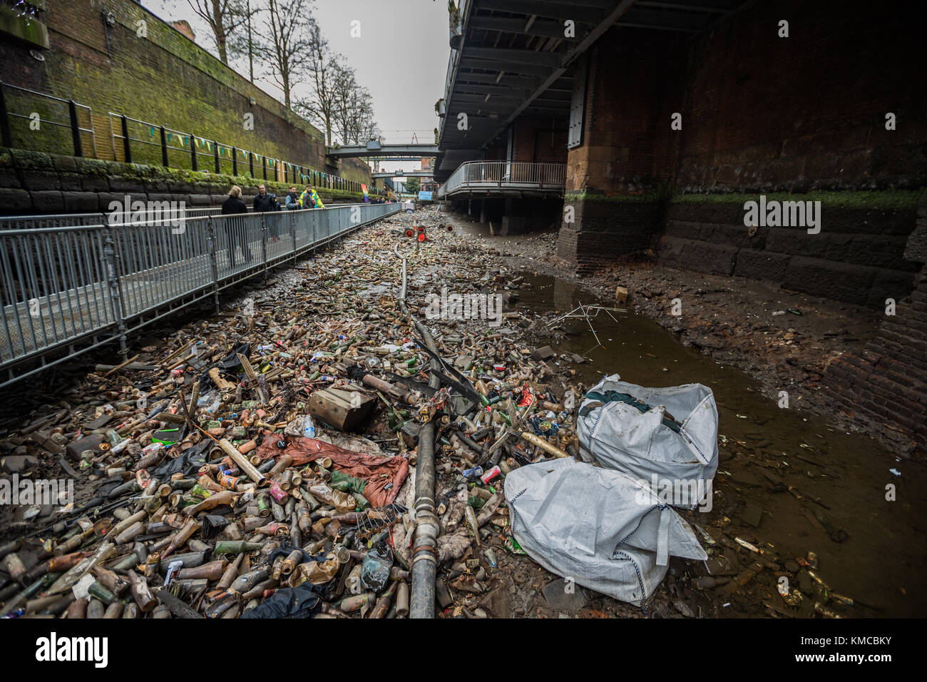 Rochdale Canal at Deansgate Locks Being Drained Of Rubbish And Litter ...