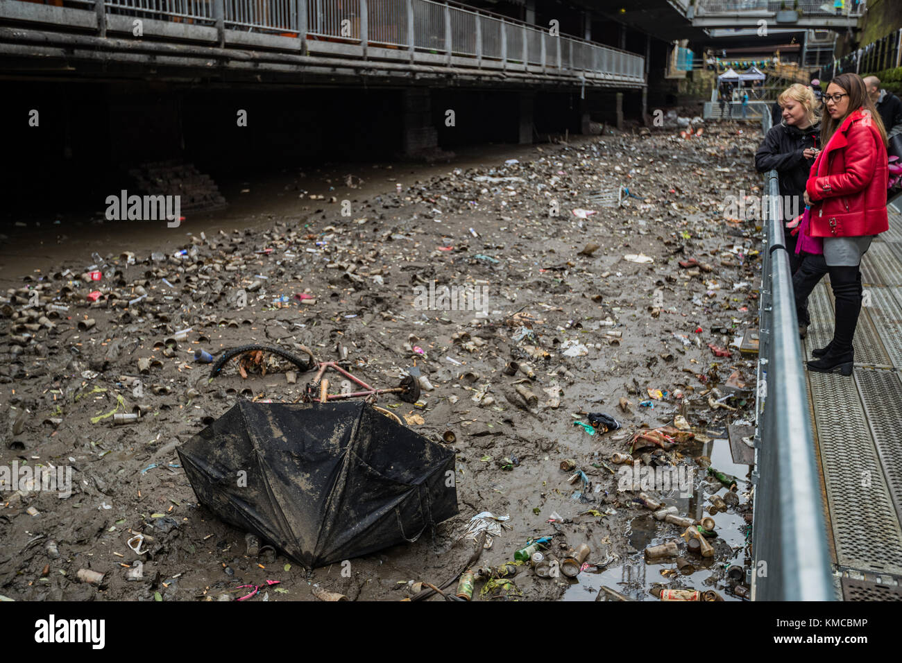Rochdale Canal at Deansgate Locks Being Drained Of Rubbish And Litter ...