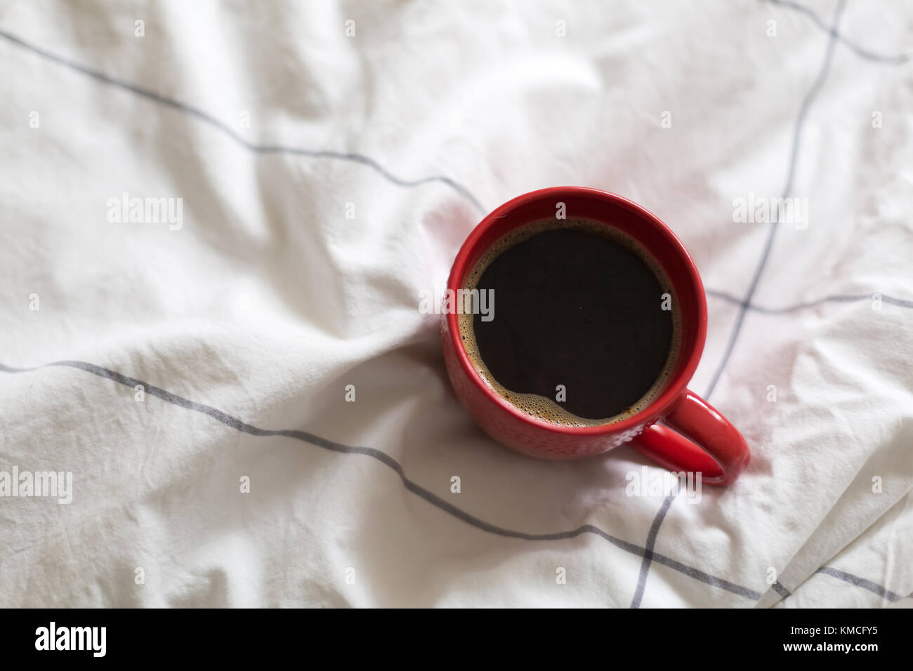 Coffee in red cup served in bed Stock Photo - Alamy