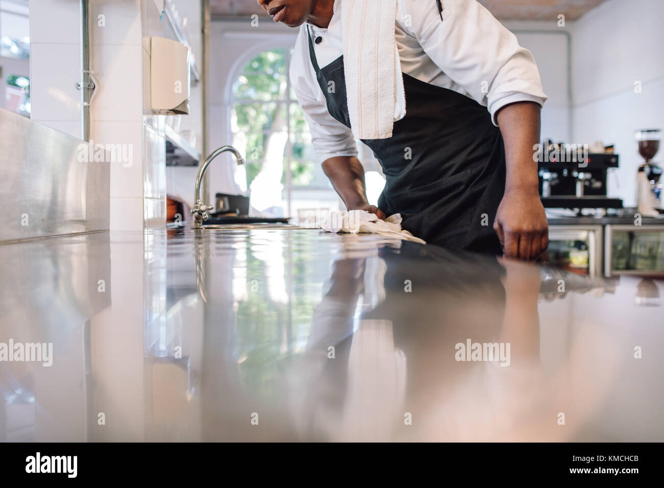 Wiping counter hi-res stock photography and images - Alamy