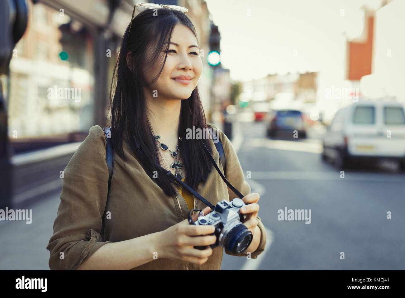 Young black woman tourist hi-res stock photography and images - Alamy