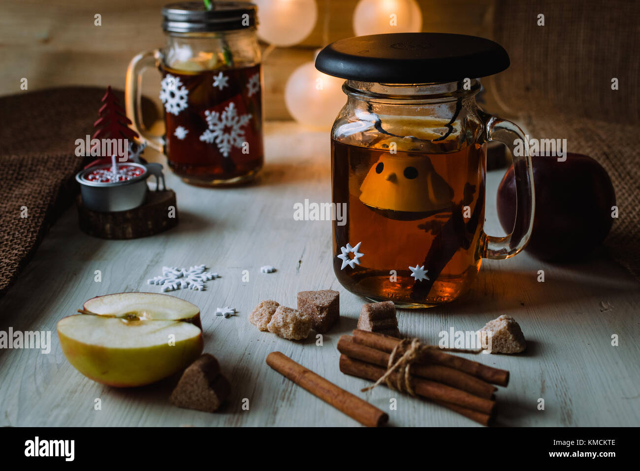 Apple and cinnamon Christmas tea in mason jars Stock Photo - Alamy