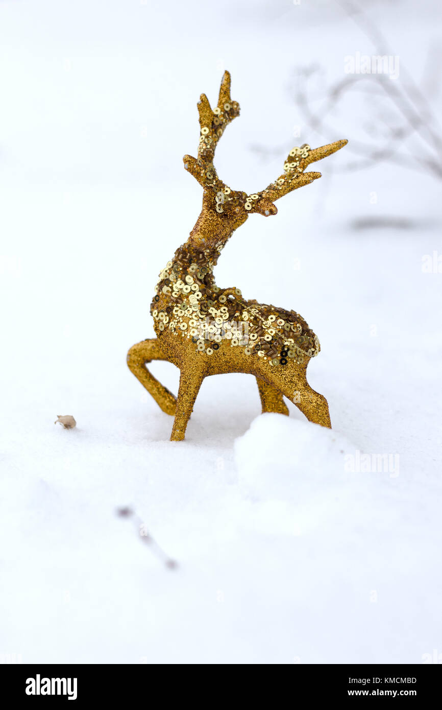 Gold deer hi-res stock photography and images - Alamy