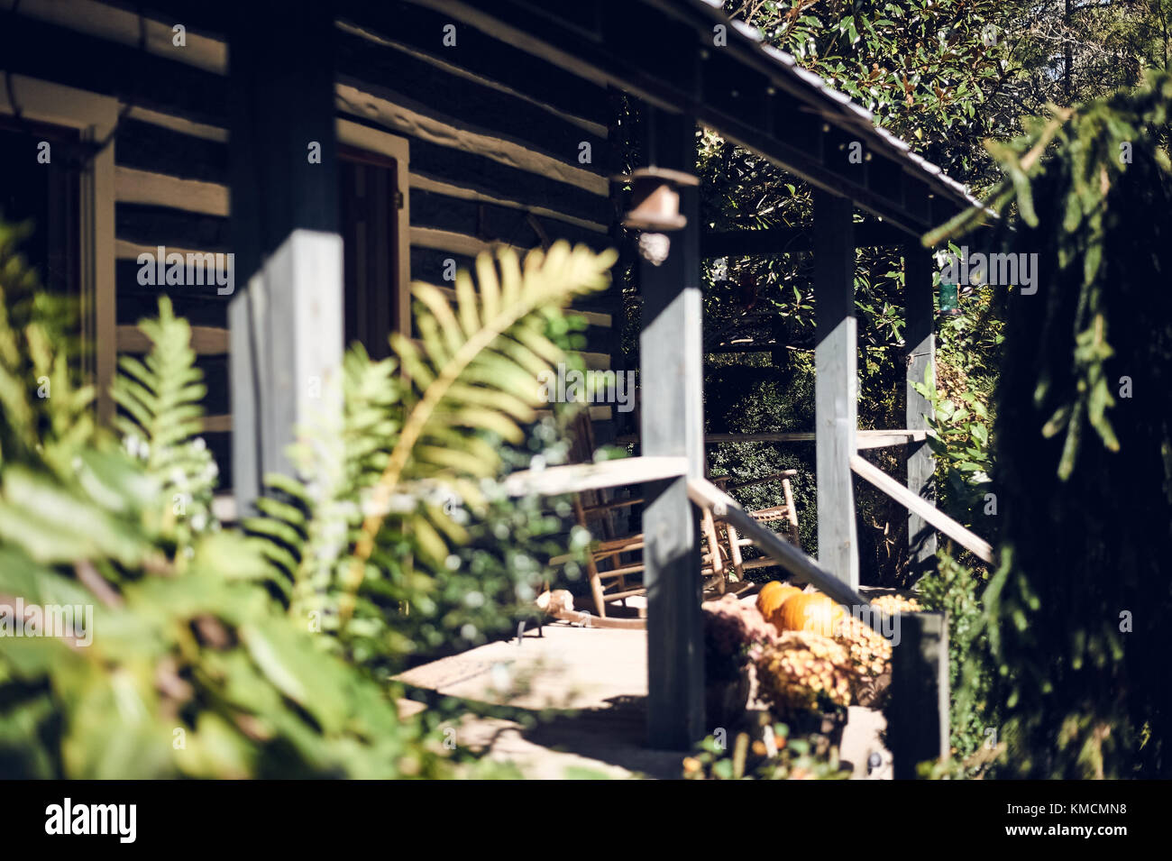 Cabin with porch hi-res stock photography and images - Alamy