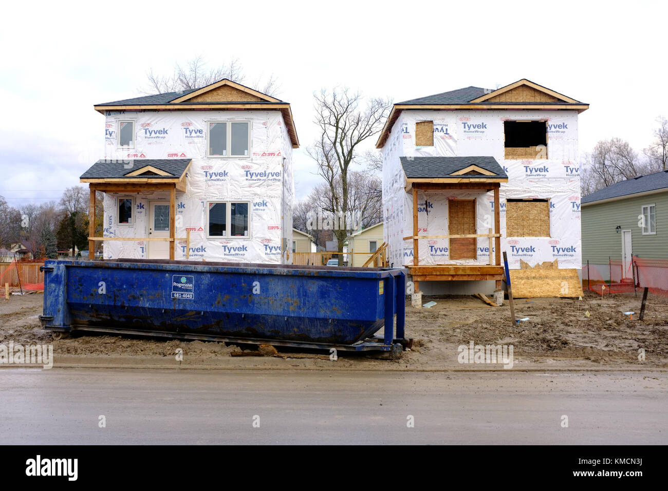 Two houses side by side hi-res stock photography and images - Alamy