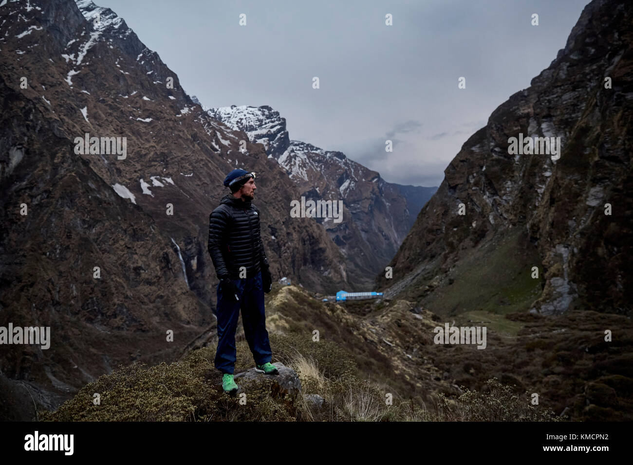 Night time trek in the himalayas with a headtorch Stock Photo - Alamy