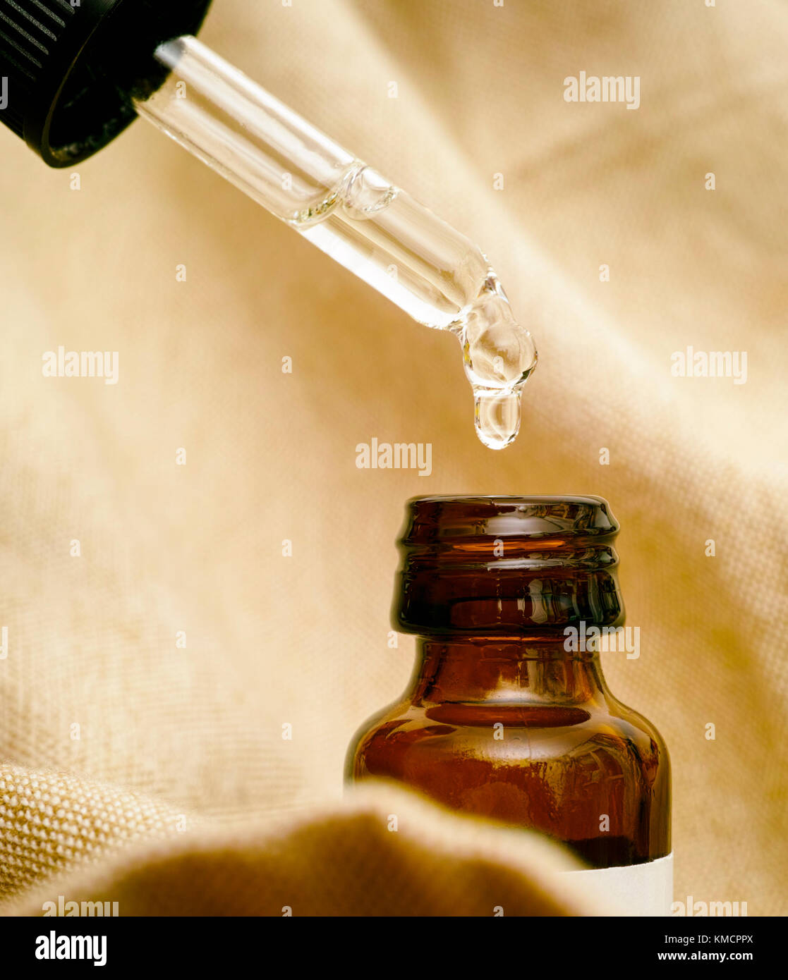 Pipette drop hi-res stock photography and images - Alamy