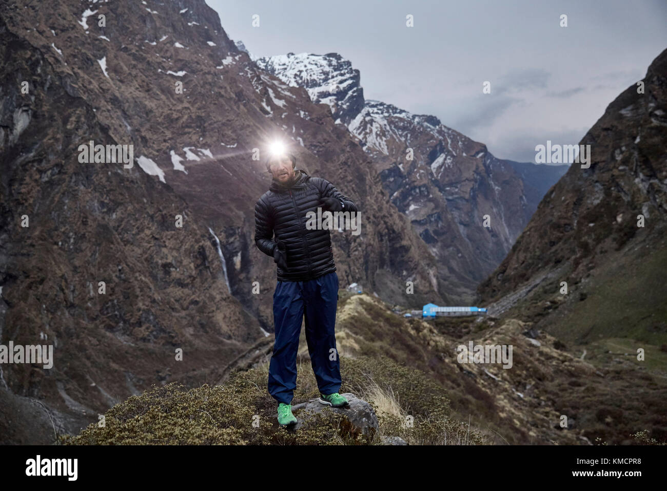 Night time trek in the himalayas with a headtorch Stock Photo - Alamy
