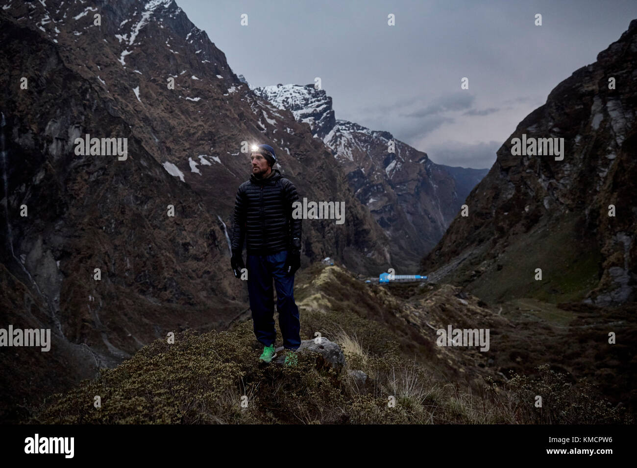 Night time trek in the himalayas with a headtorch Stock Photo - Alamy