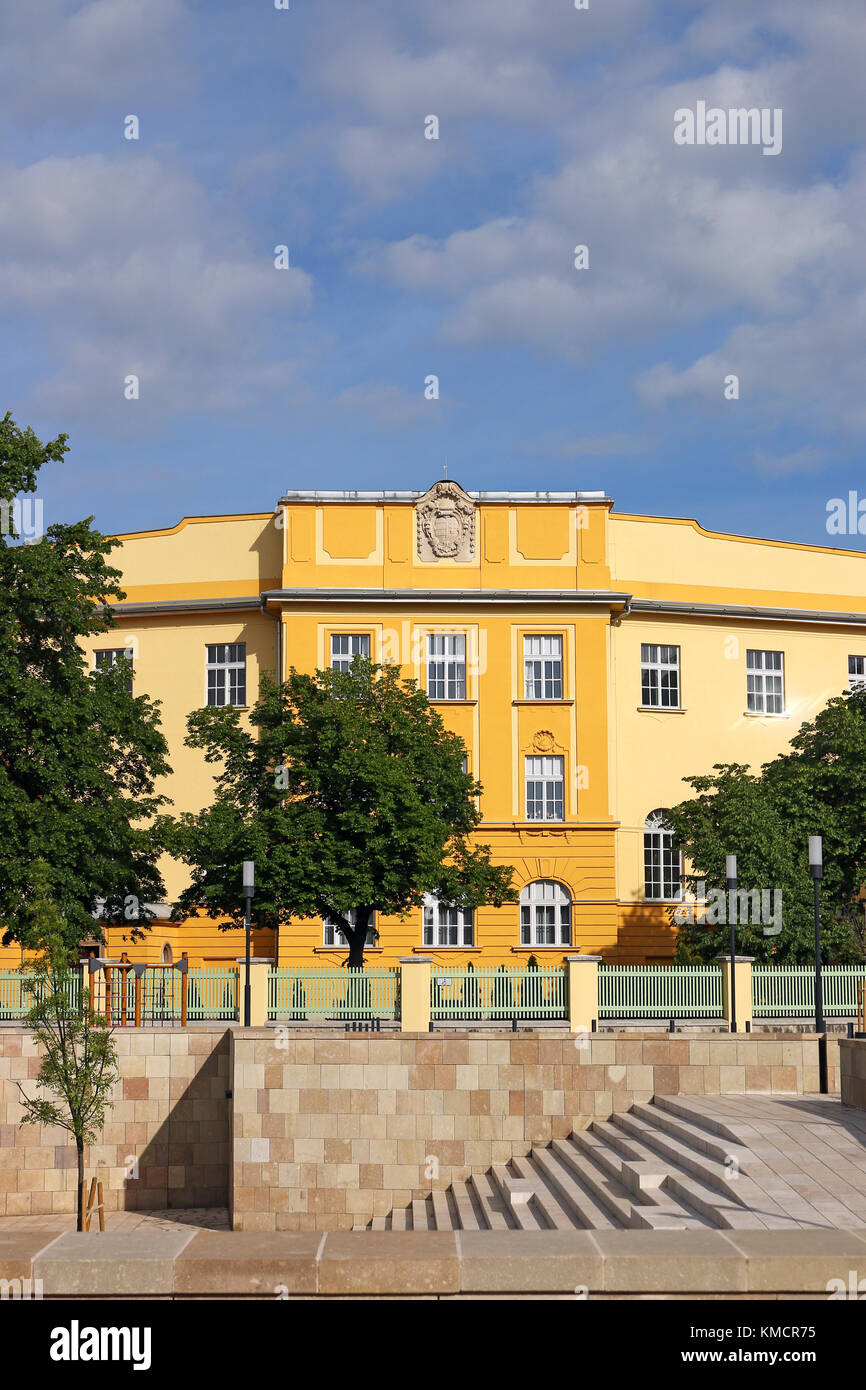 Old yellow building hi-res stock photography and images - Alamy