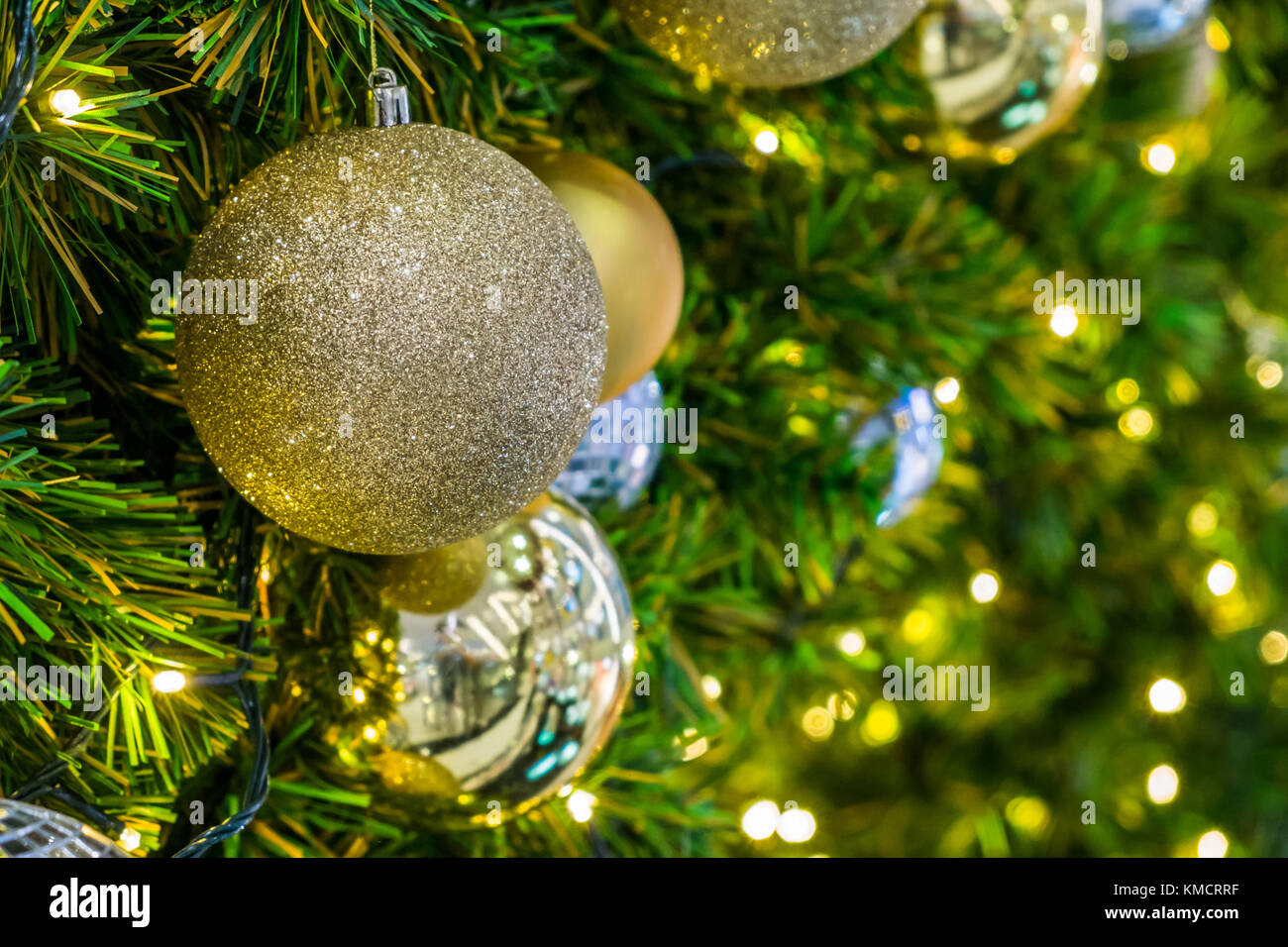 Golden christmas ball shallow hi-res stock photography and images - Alamy