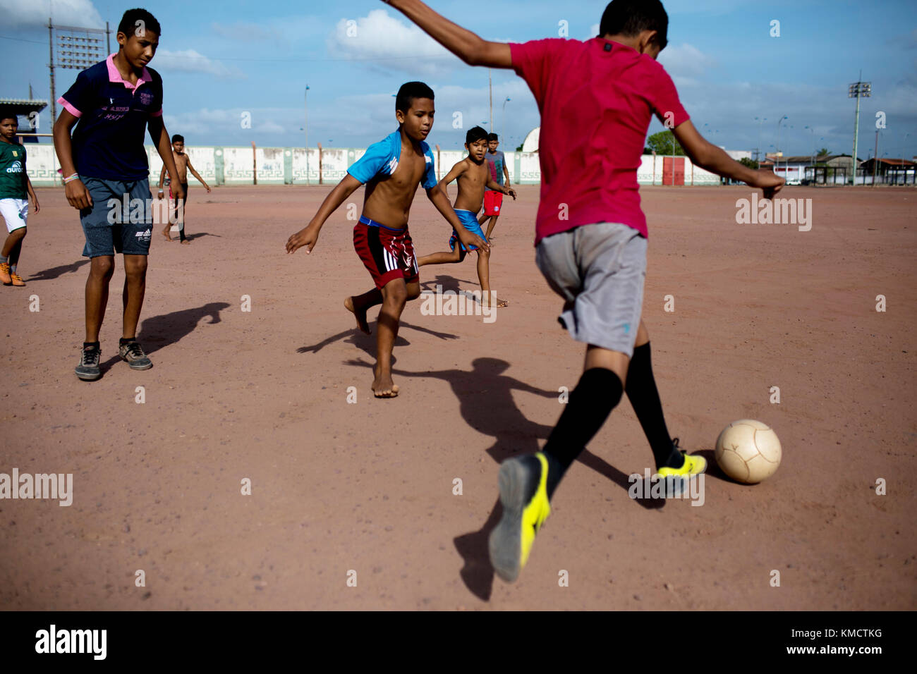 Macapa, Brazil. 17th Nov, 2017. Children play football on a field ...