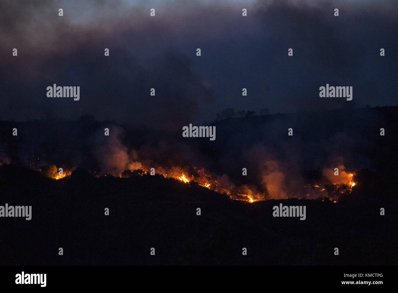 Santa Paula, California, USA. 5th Dec, 2017. A fire in the hillside ...
