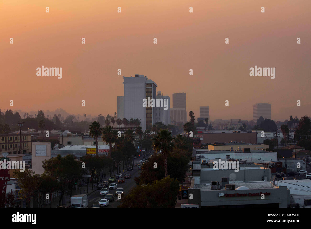 Los Angeles, California, USA. 5th Dec, 2017. Rye fire spreads to 5,000 ...