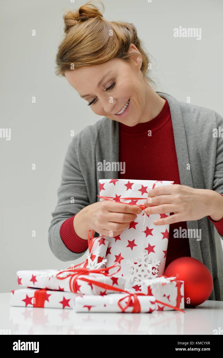 Seesen, Germany. 04th Dec, 2017. A woman wraps christmas presents ...