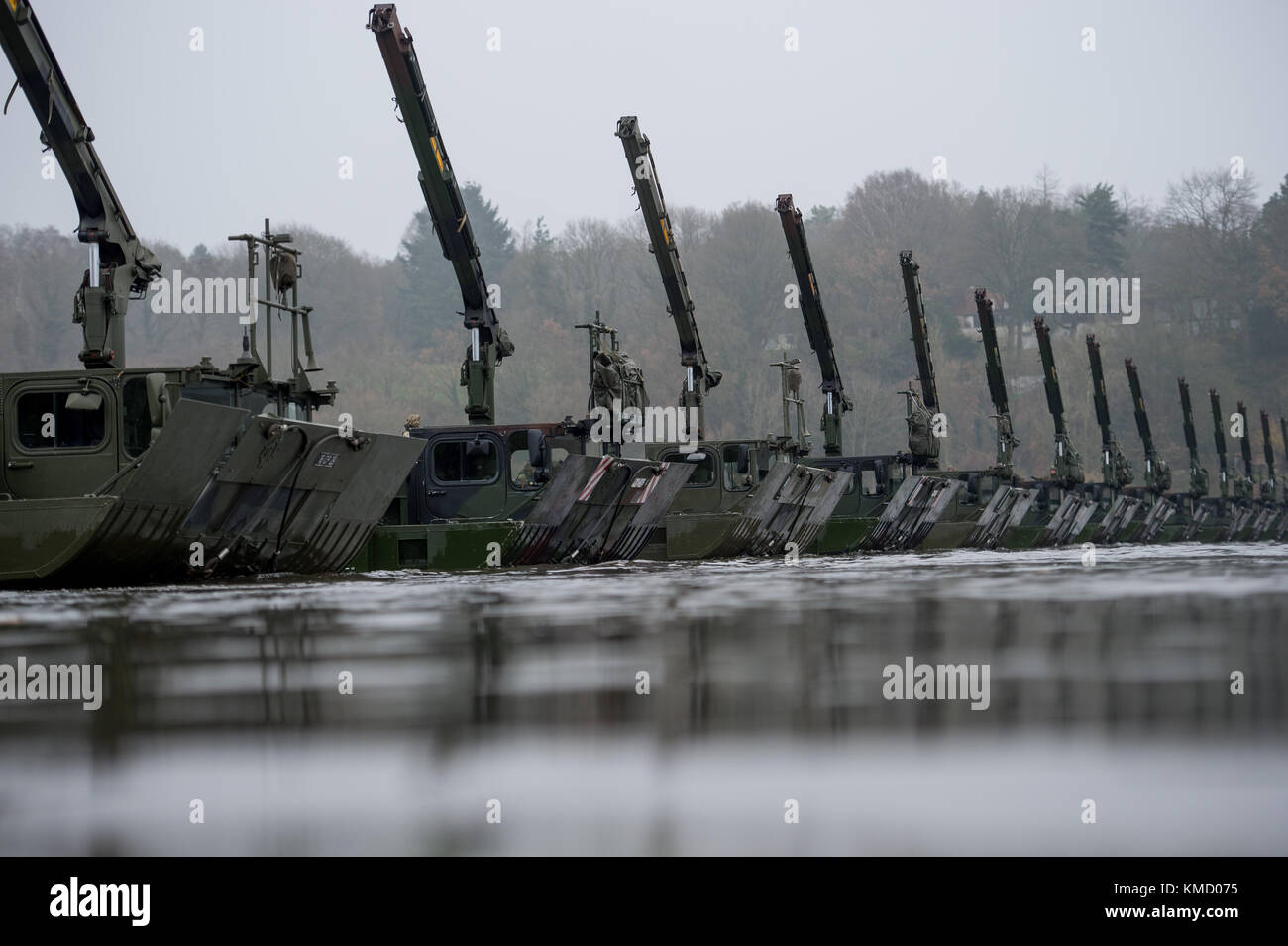 Artlenburg, Germany. 30th Nov, 2017. German and British soldiers form a ...