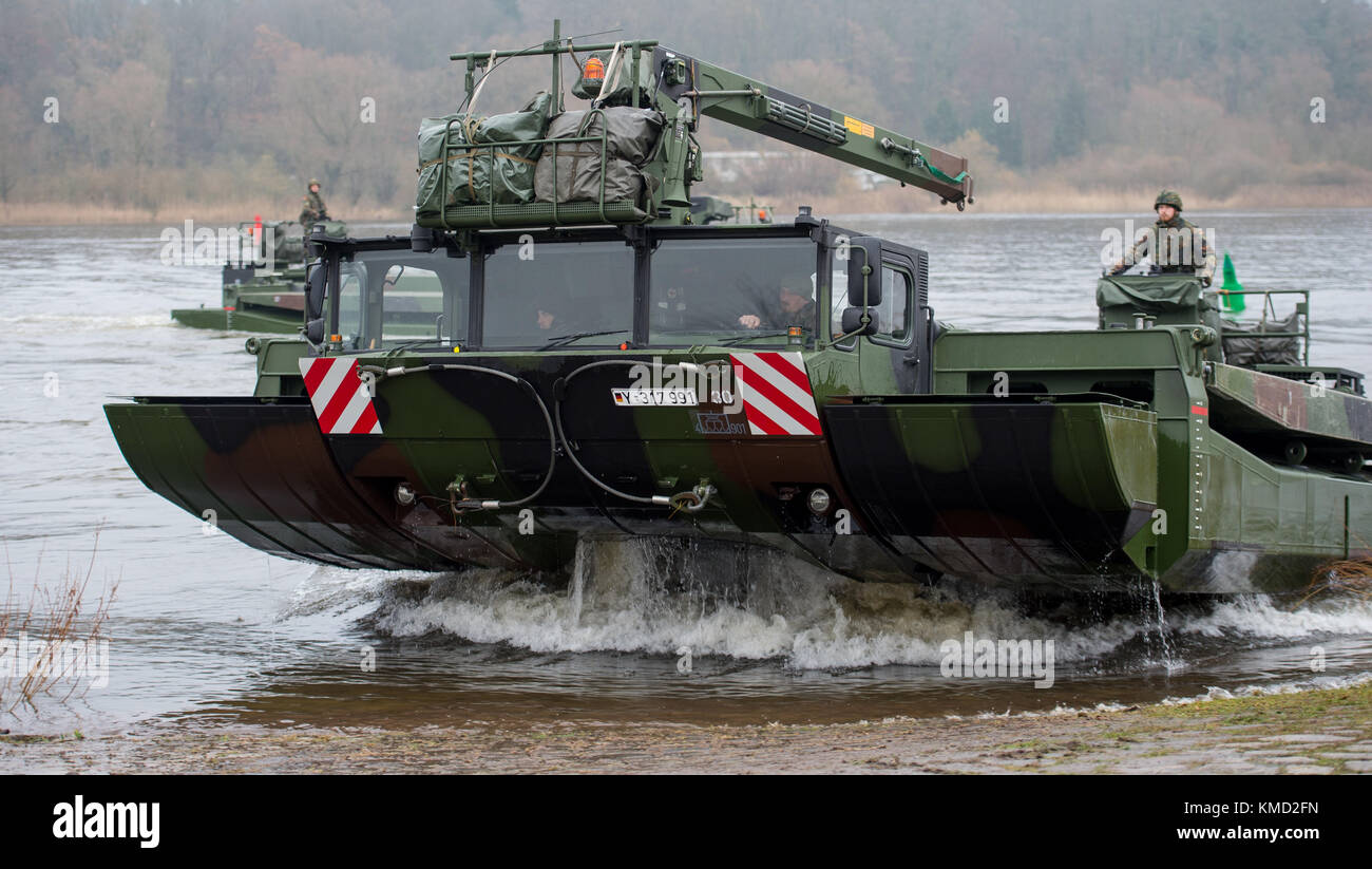 Artlenburg, Germany. 30th Nov, 2017. German Bundeswehr troops operate ...