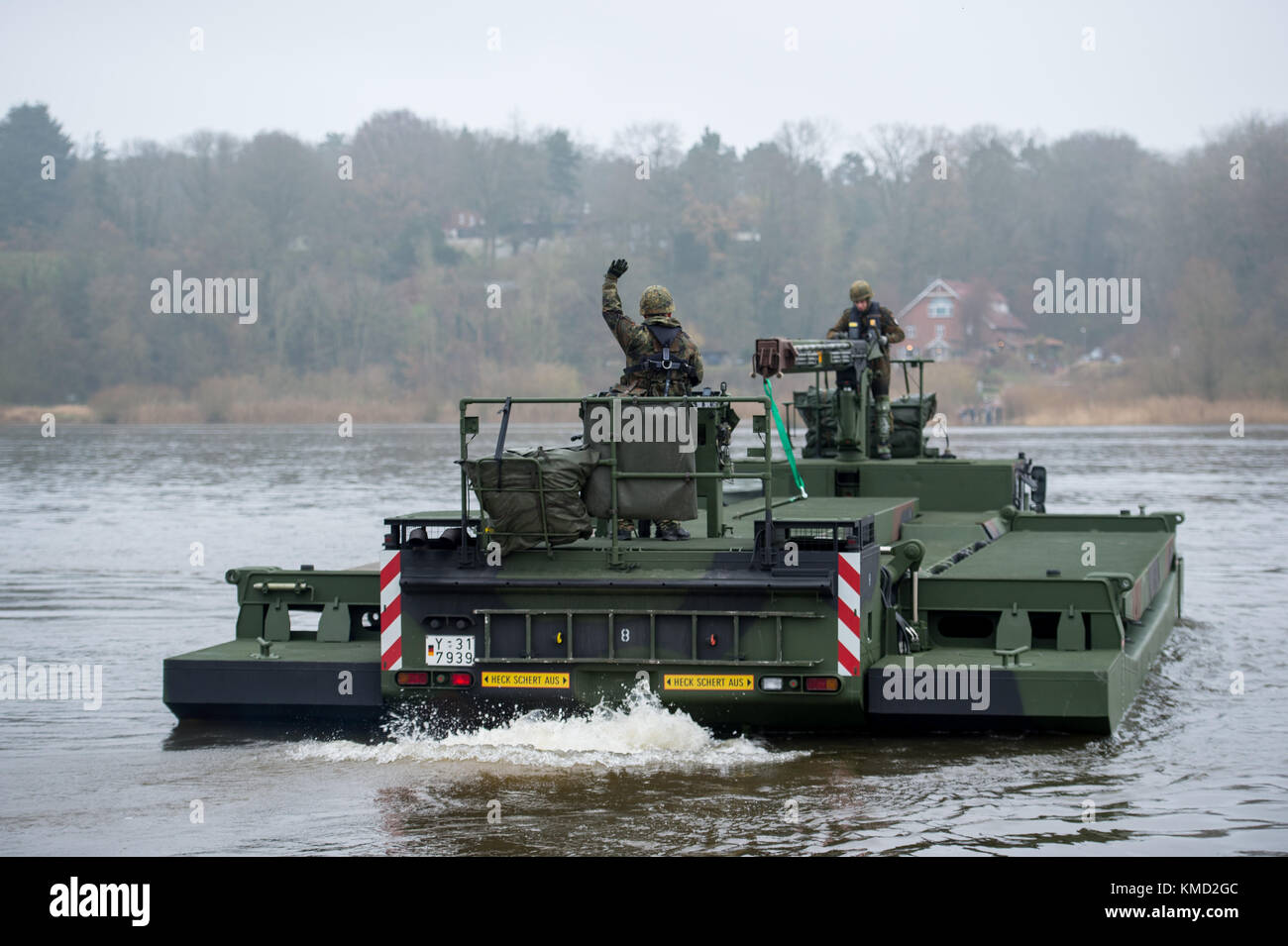 Artlenburg, Germany. 30th Nov, 2017. German Bundeswehr troops operate ...