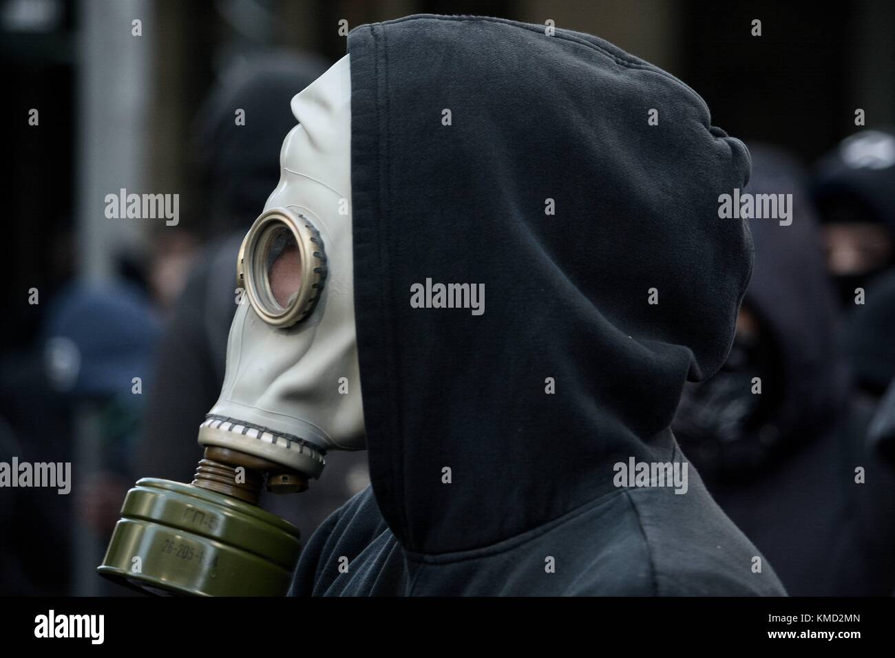 Police officer wearing gas mask hi-res stock photography and images - Alamy