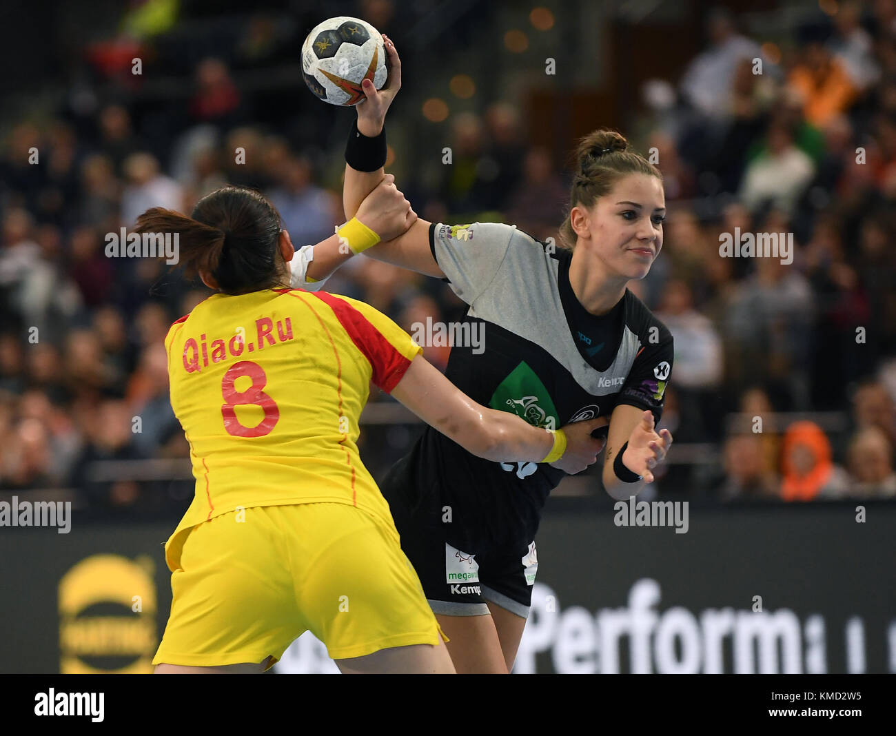 Leipzig, Germany. 6th Dec, 2017. Germany's Emily Boelk (R) asserts ...