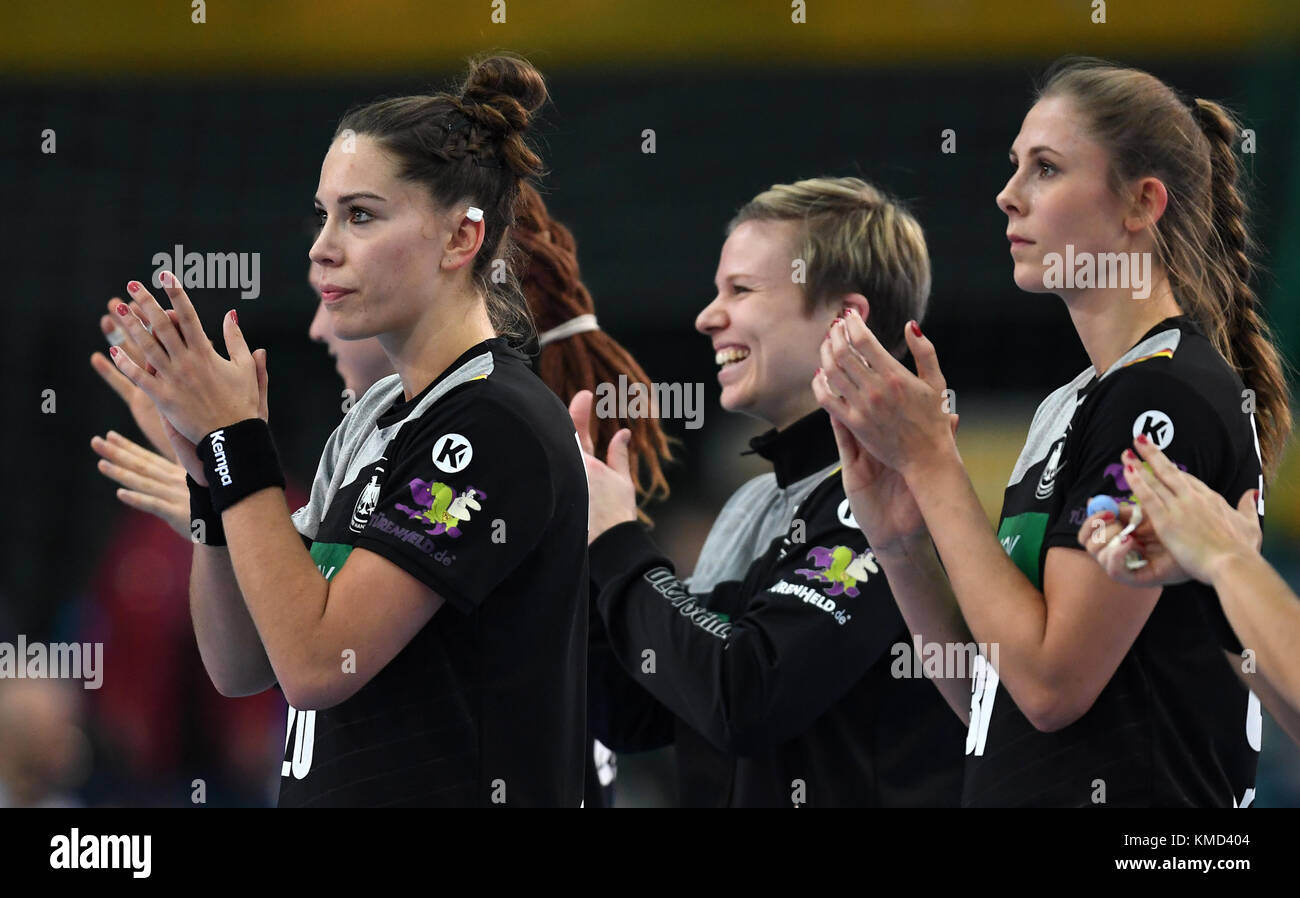 Leipzig, Germany. 6th Dec, 2017. Germany's Emily Boelk (L-R ...
