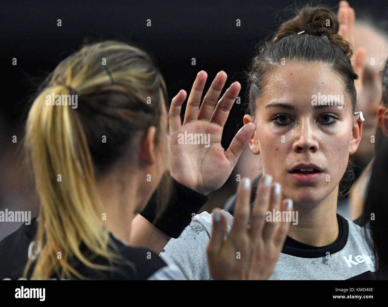 Leipzig, Germany. 6th Dec, 2017. Germany's Angie Geschke (L) and Emily ...