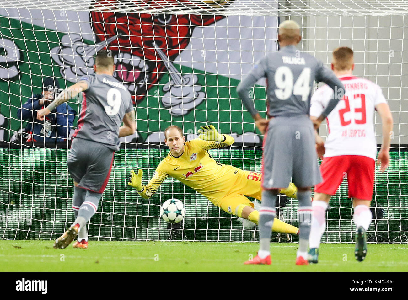 Leipzig, Germany. 06th Dec, 2017. Leipzig's goalkeeper Peter Gulacsi ...