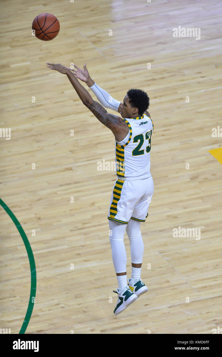 Fairfax, Virginia, USA. 6th Dec, 2017. JAVON GREENE (23) attempts to ...