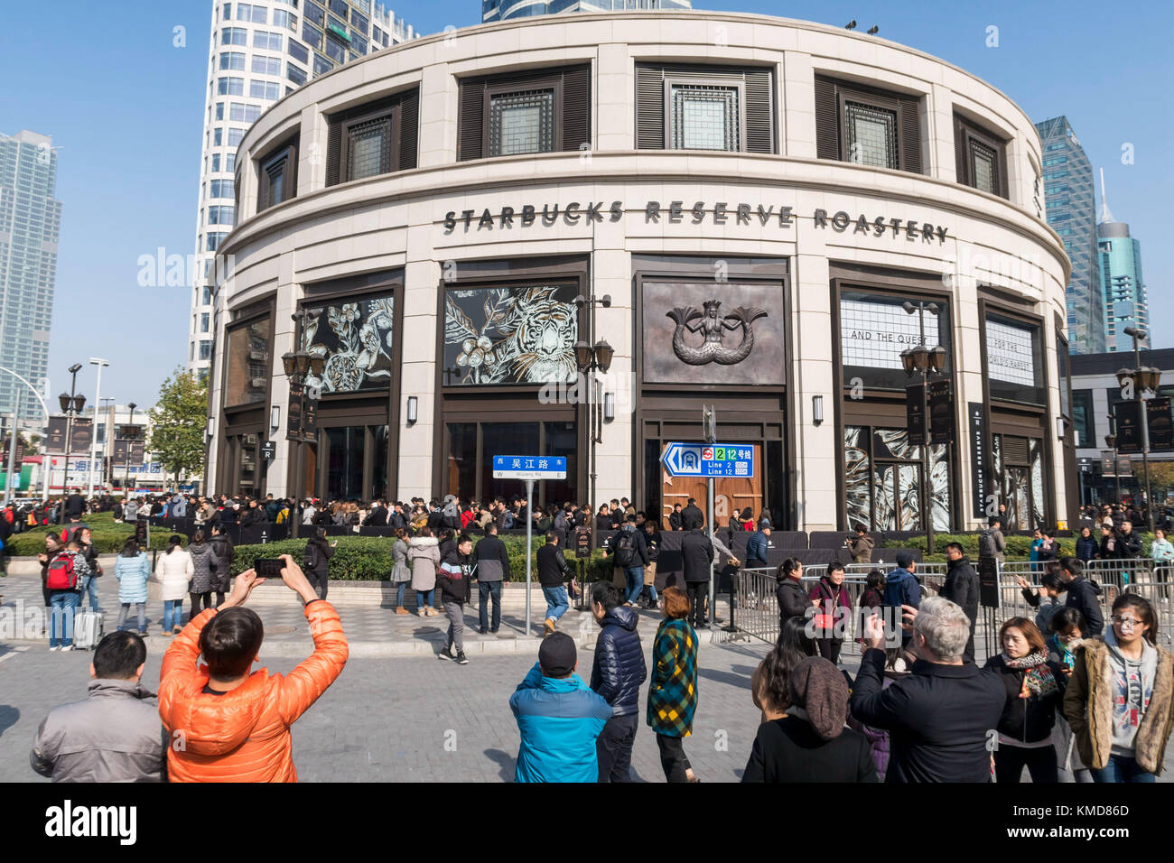 Starbucks reserve roastery in shanghai hi-res stock photography and ...