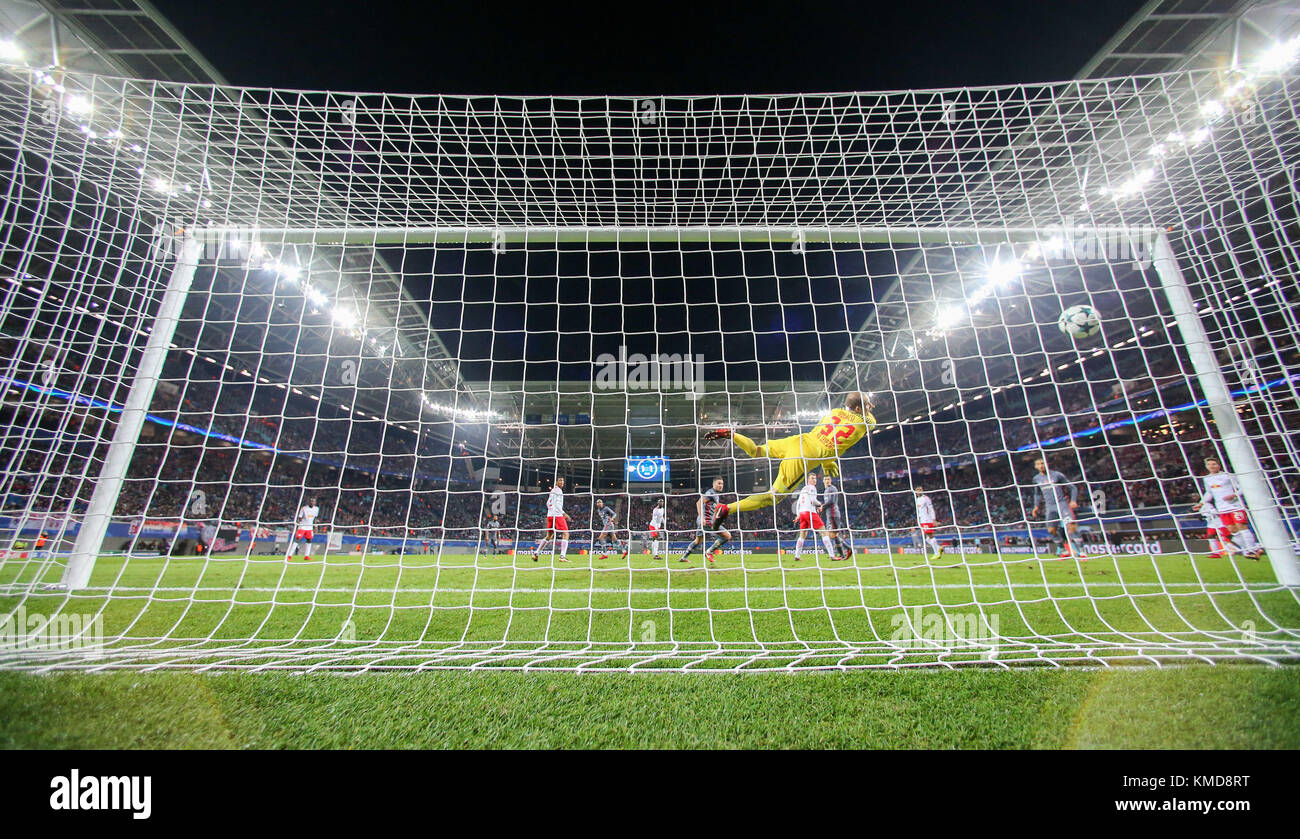 Leipzig, Germany. 06th Dec, 2017. Leipzig's goalkeeper Peter Gulacsi ...