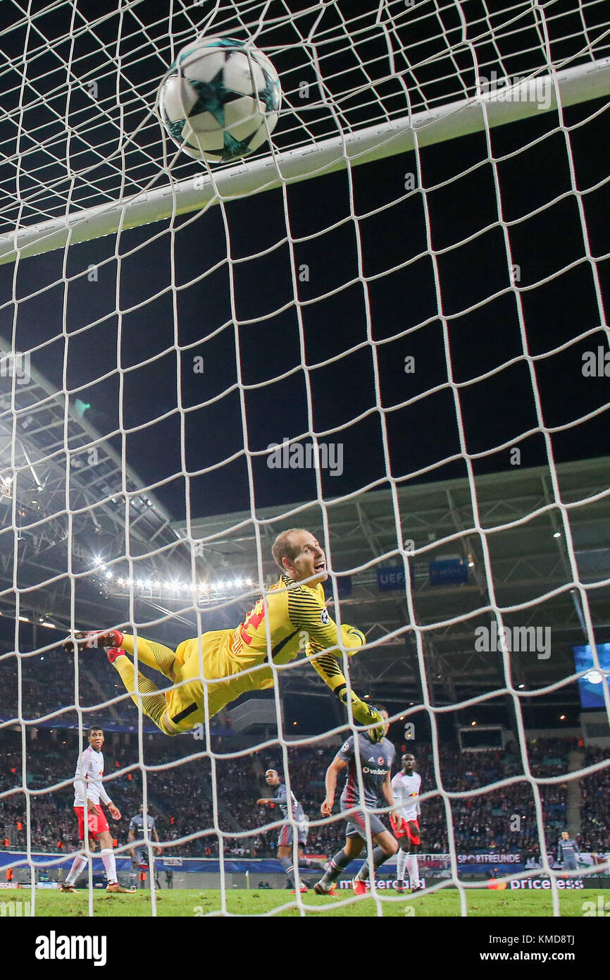 Leipzig, Germany. 06th Dec, 2017. Leipzig's goalkeeper Peter Gulacsi ...