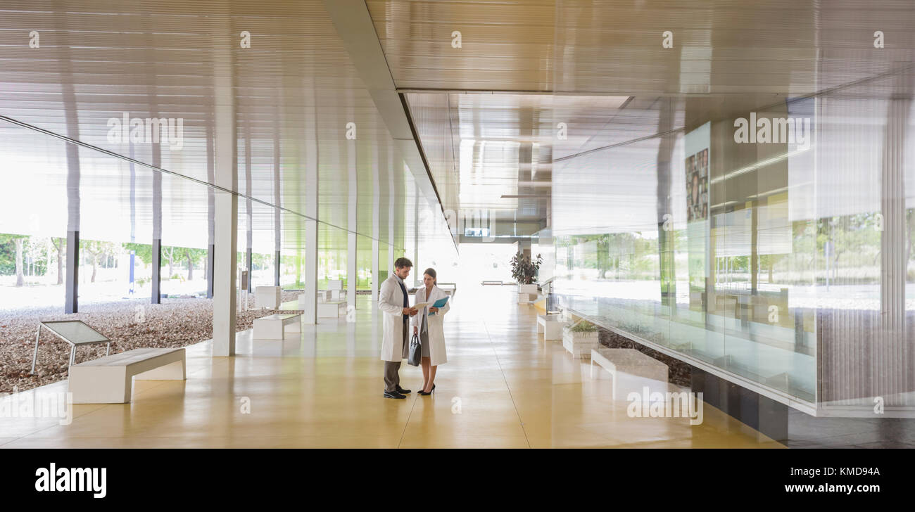 Modern hospital lobby hi-res stock photography and images - Alamy