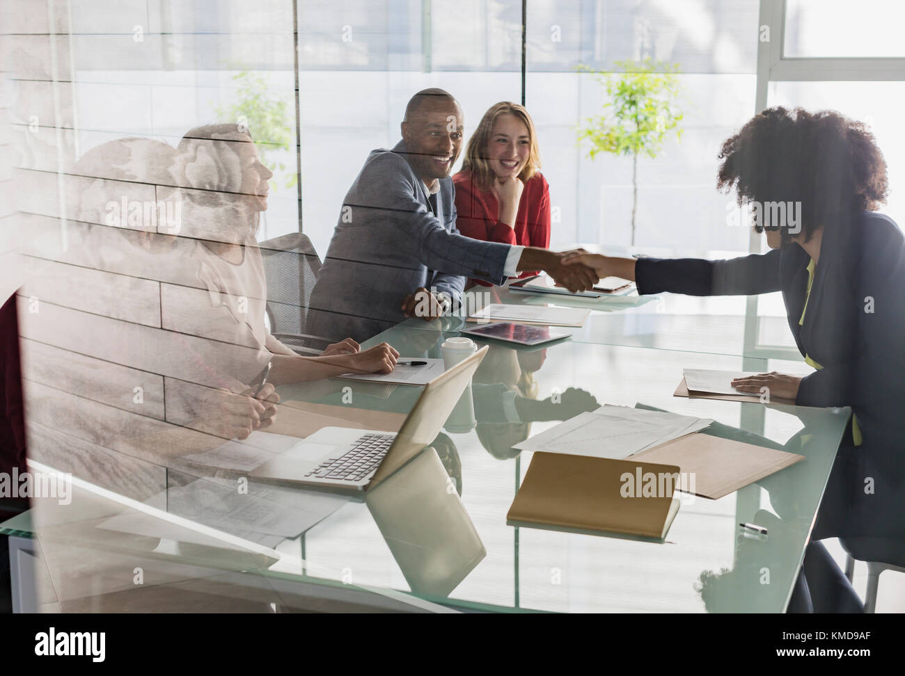 Reaching across table hi-res stock photography and images - Alamy