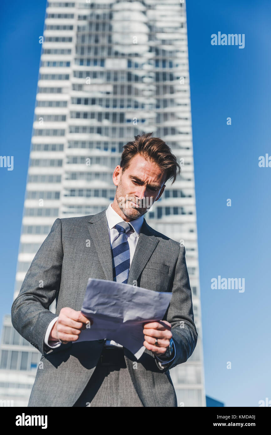 Skyscraper reading hi-res stock photography and images - Alamy