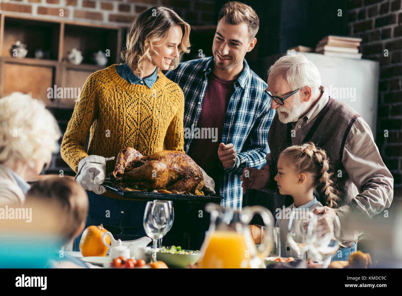 Thanksgiving dinner, family, dad, kids hi-res stock photography and ...
