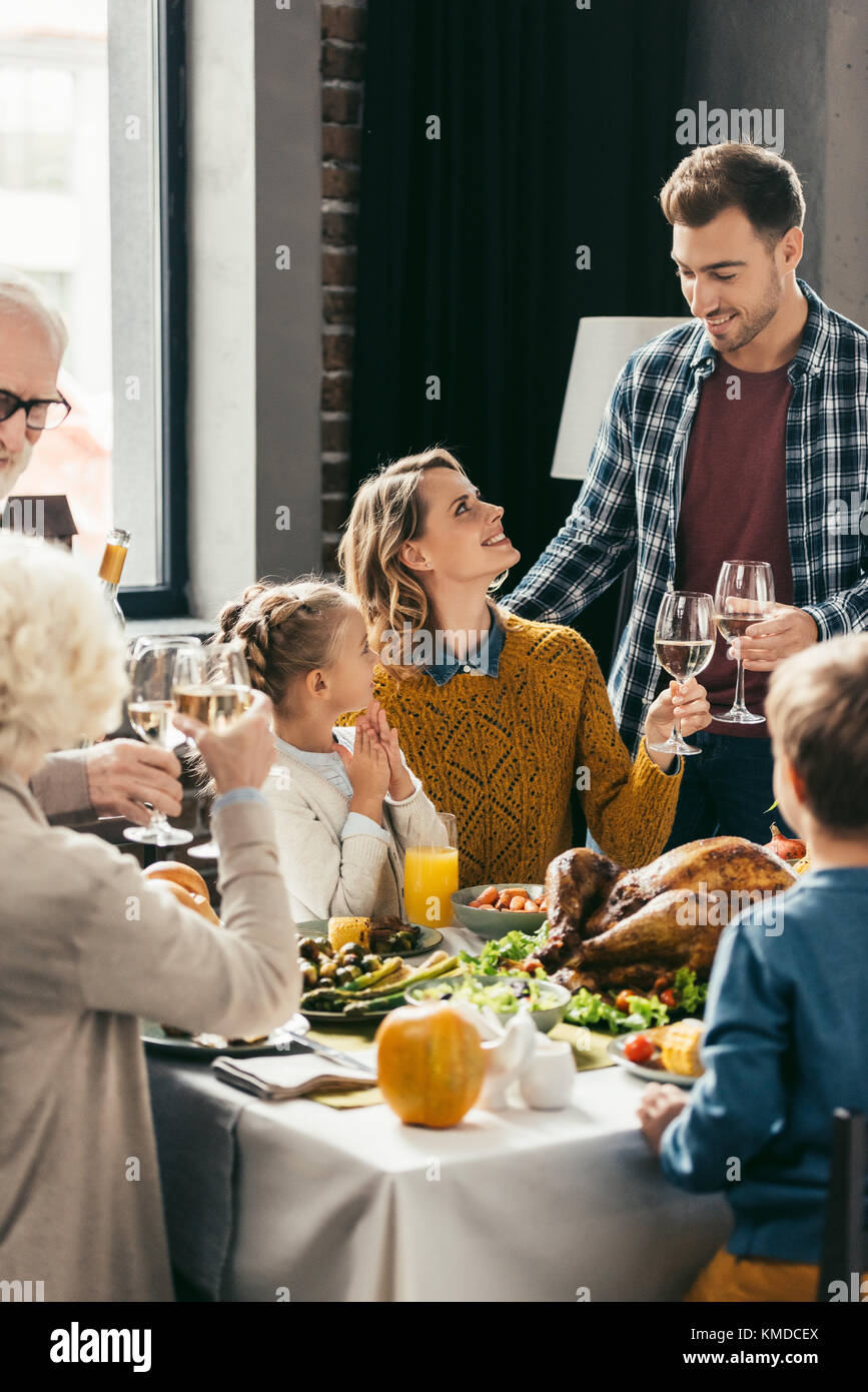 Family thanksgiving hi-res stock photography and images - Alamy