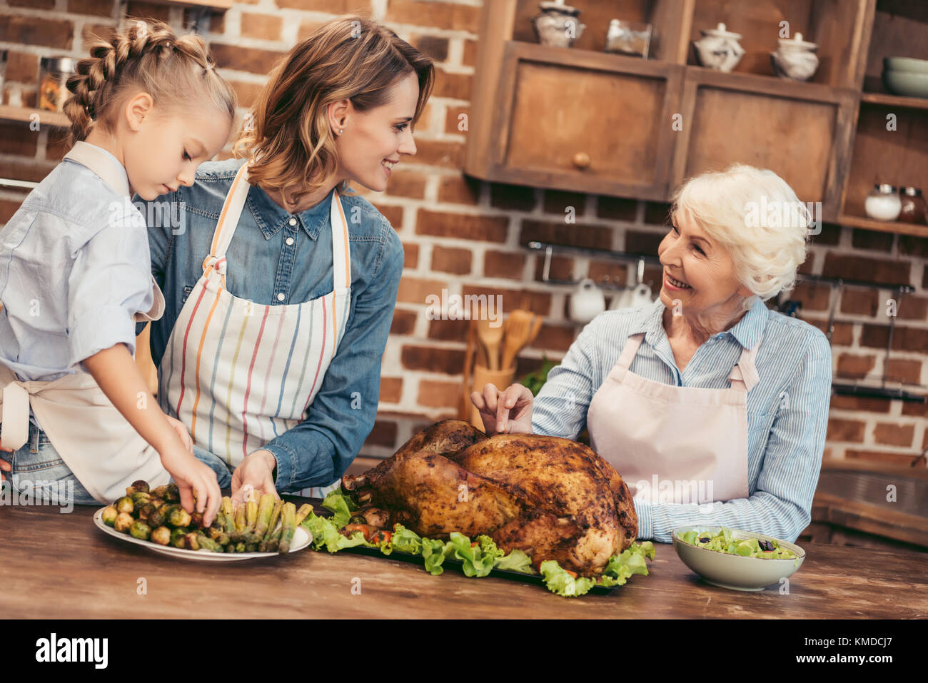 women preparing for thanksgiving Stock Photo - Alamy