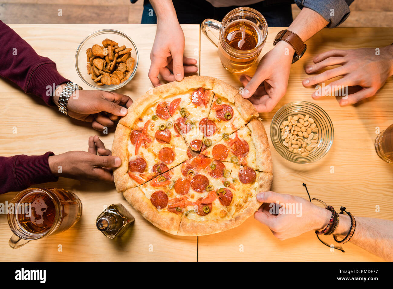 men eating pizza Stock Photo - Alamy
