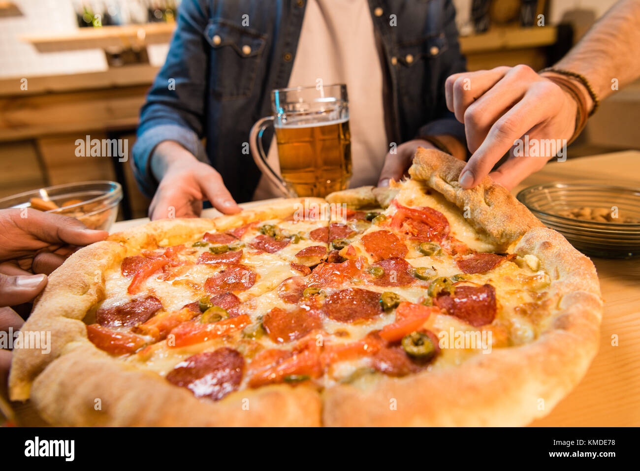 men eating pizza Stock Photo - Alamy