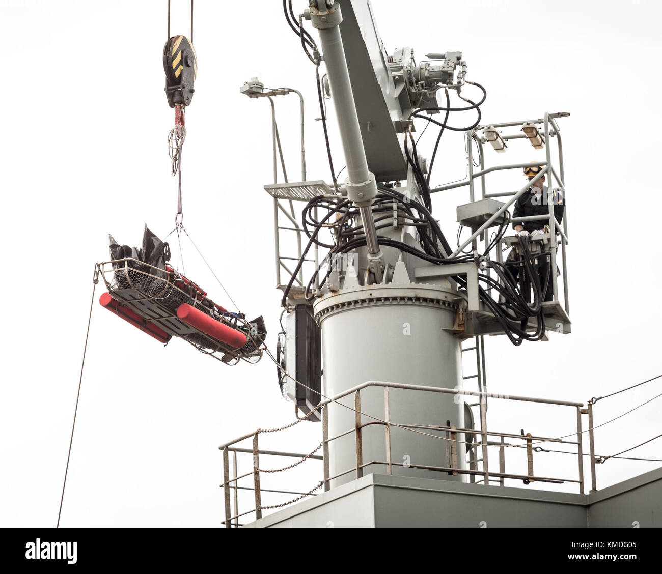 375 refugees landed in Salerno on board the Spanish ship 'Cantabria ...