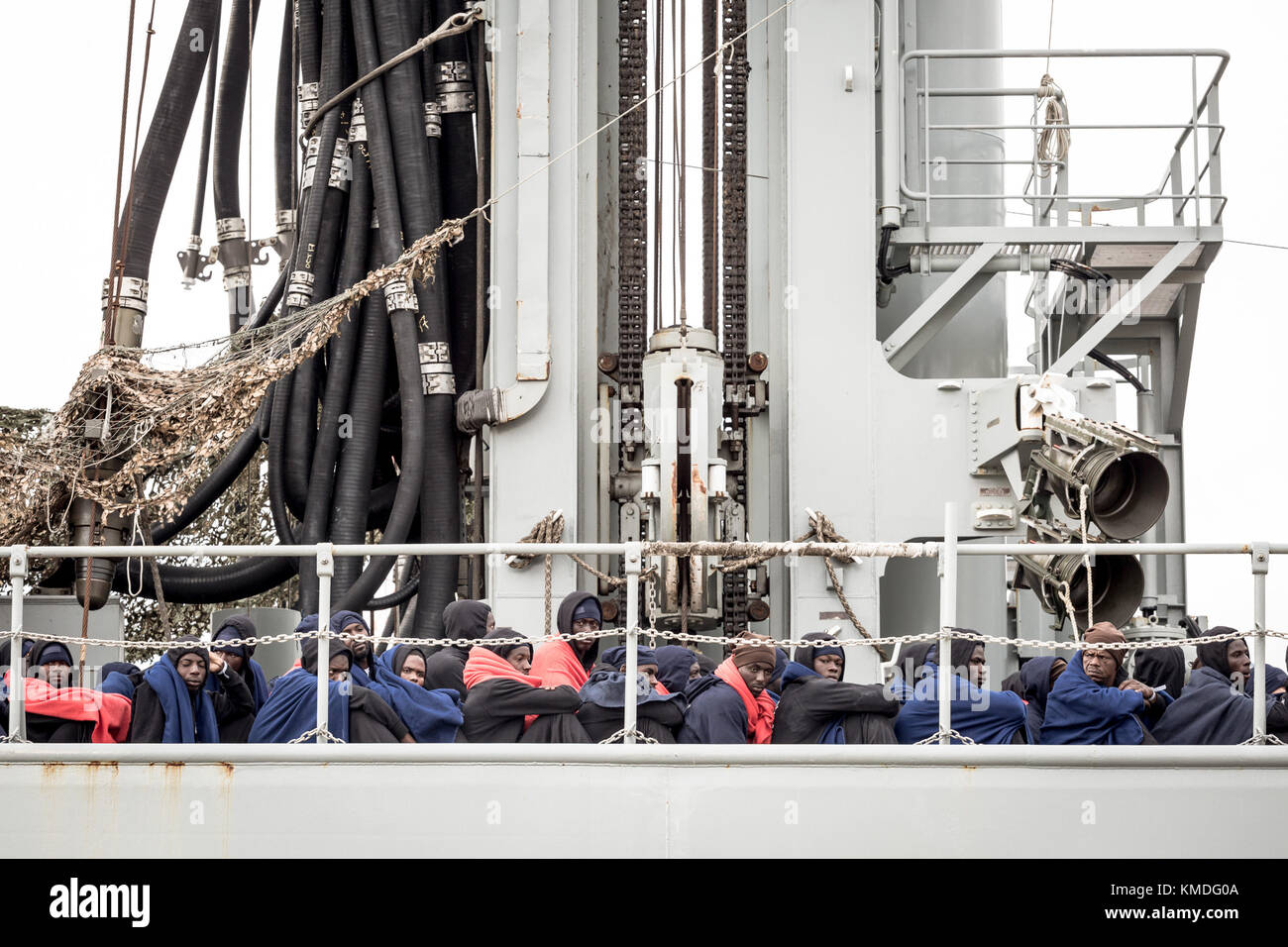 375 refugees landed in Salerno on board the Spanish ship 'Cantabria ...