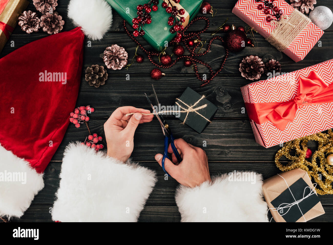 Person hands packing new hi-res stock photography and images - Alamy