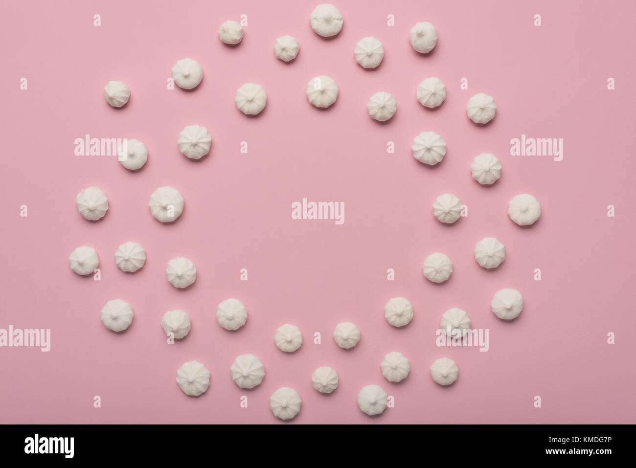 circle frame of white and berry marshmallows Stock Photo - Alamy