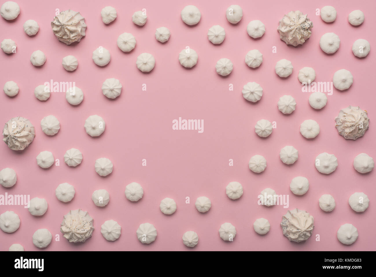 circle frame of white marshmallows Stock Photo - Alamy
