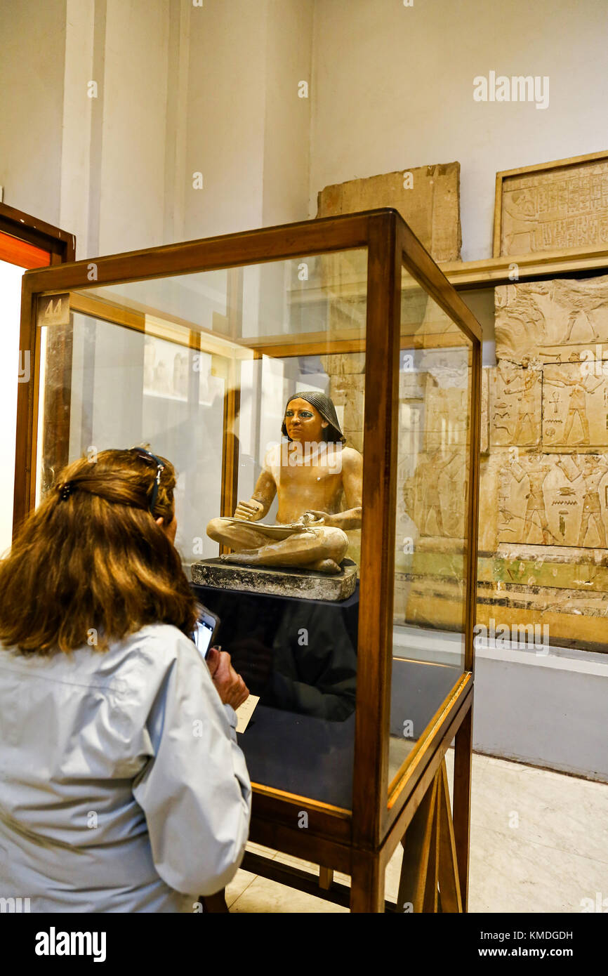 Egyptian scribe statue hi-res stock photography and images - Alamy